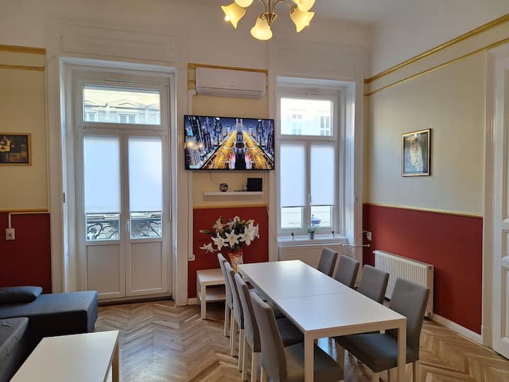 Center, 90m², 3br+2ba+a/c+balcony Art Nouveau Home - Budapest