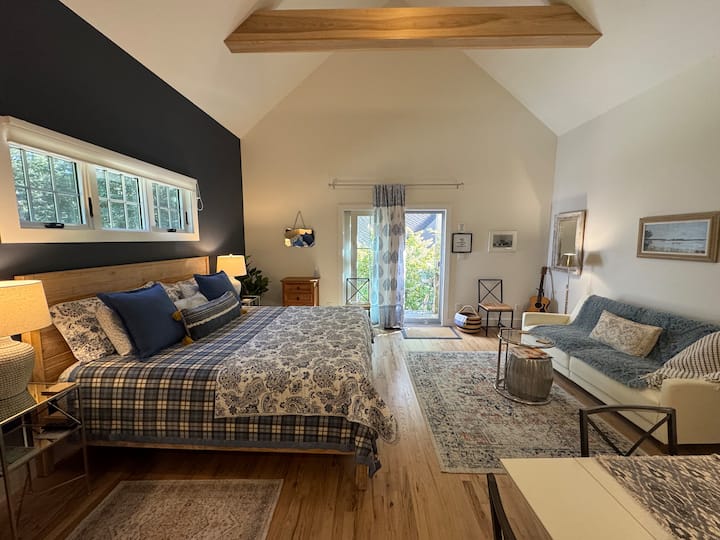 Central Cozy Retreat
King Bed
 2bths
Fireplace - Sag Harbor, NY