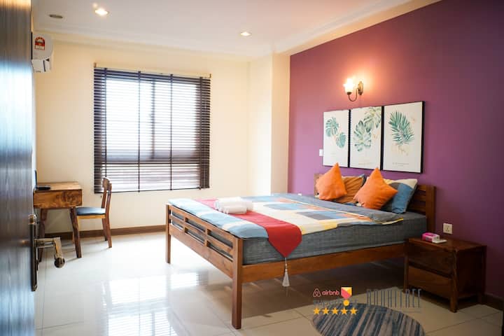 17b16_a Stylish & Comfy Condo With River View - Phnom Penh
