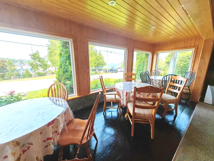 Bayview Room With Balcony |King Bed&shared Bath 4 - Tobermory