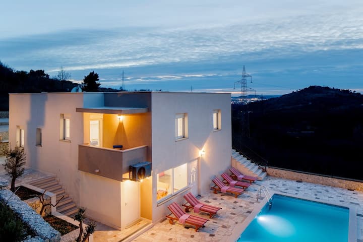Villa Anabella Holiday Home With Pool To Enjoy - Split