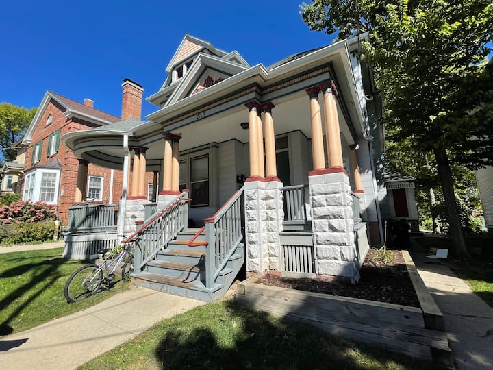 Cozy Studio In Mansion Hill Historic District - Madison, WI