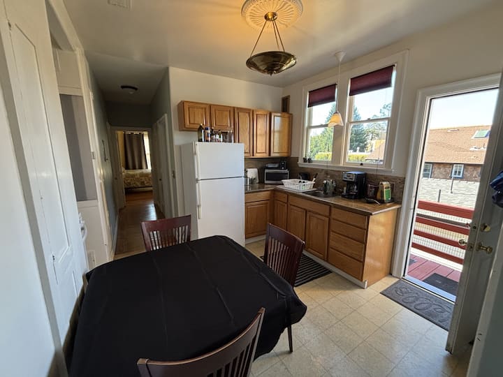 Spacious, Sun-filled Upper Apt Near Uc Berkeley - Berkeley, CA