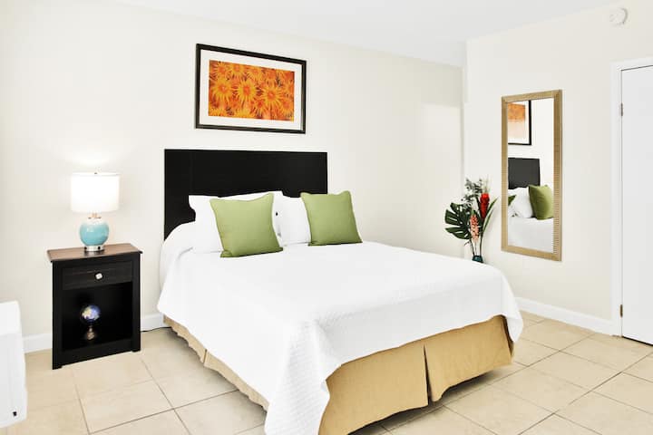 Walkable | Nespresso | Smart Tv | Free Parking - Miami, FL