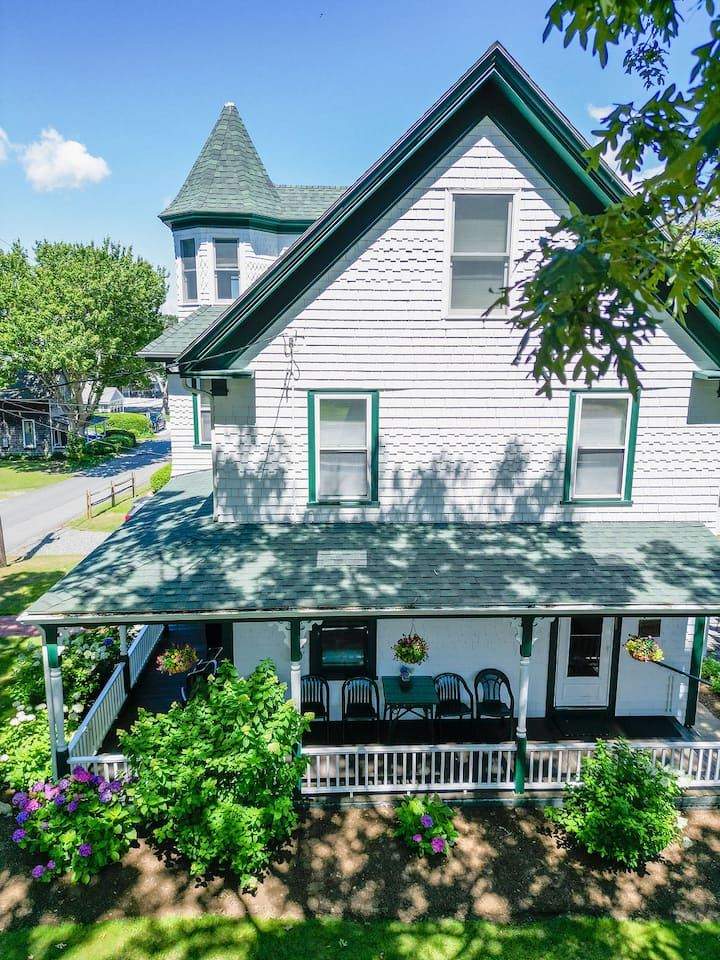 Falmouth Heights • 6br • Walk To Beach + Yard - Martha's Vineyard, MA