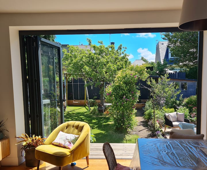 Stunning Modern House With Beautiful Garden - Edinburgh