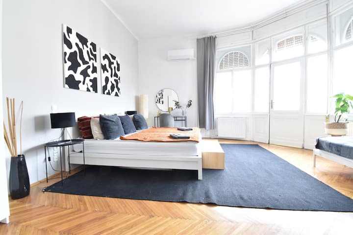 Pretty 8 Bedrooms / 6 Bathrooms With Balconies - Budapest