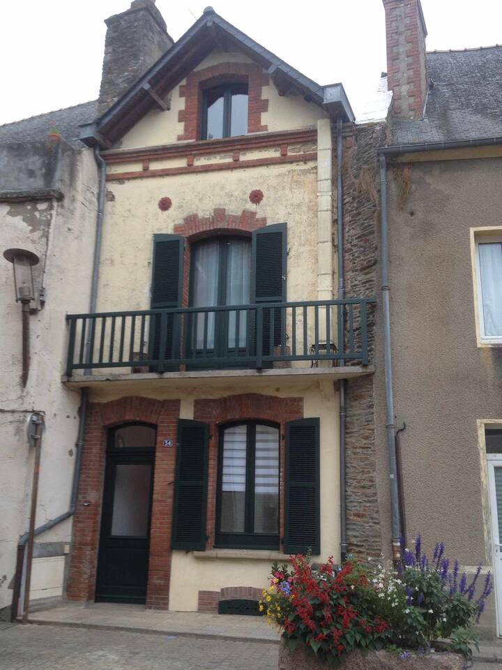 Maison En Plein Cœur Du Centre Historique - Brocéliande