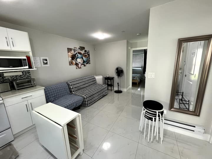New Private Cozy Little Home - Vancouver