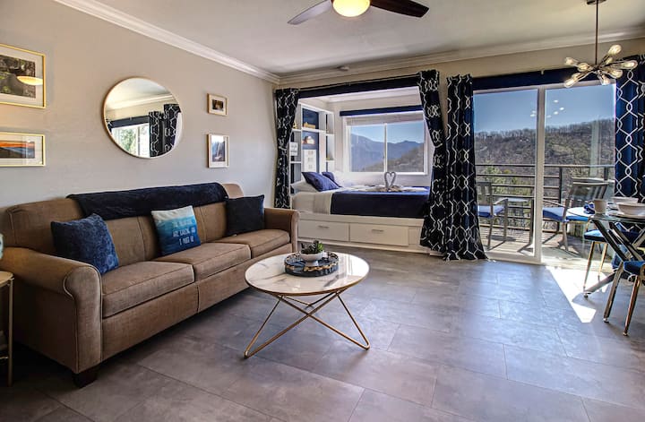 Modern Smoky Mountain Studio With Golden Views - Gatlinburg, TN