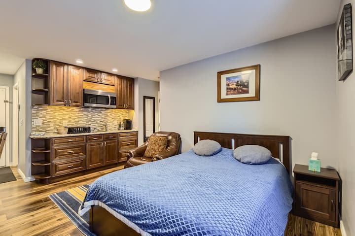 Furnished Studio - Aurora