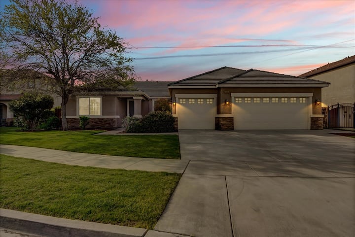 Muscat - Executive -  (8 Beds, Sleeps 11) King Bed - Hanford, CA