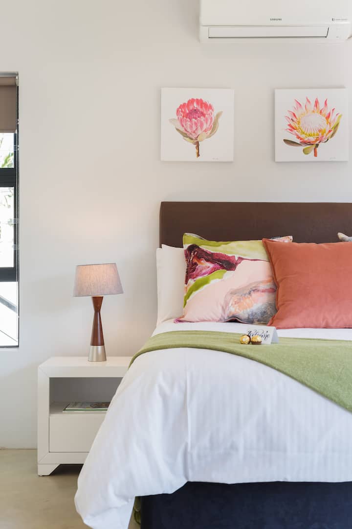 Off-grid Water! Nr2 Bright & Warm  Flat In Sandton - Sandton