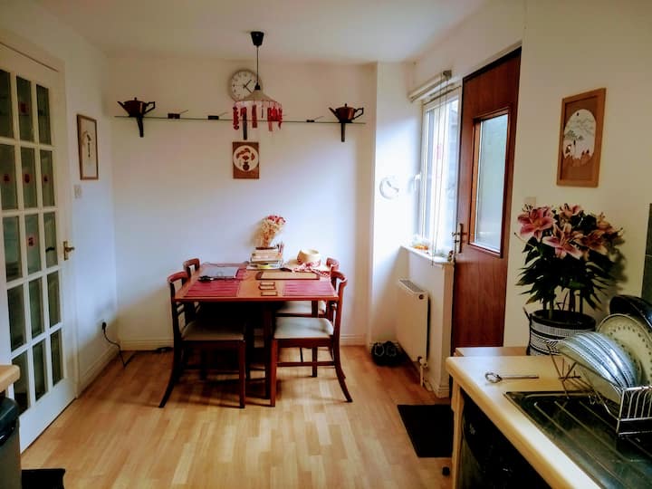 Chinese Room Free Parking Close To Royal Infirmary - Edinburgh