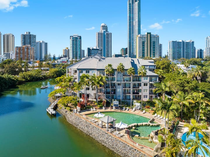 Luxury Riverside 2 Bedroom Apartment - Surfers Paradise