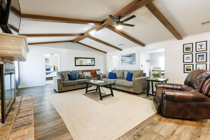 Hub City Hangout - Spacious 4br Retreat | Modern - Lubbock, TX