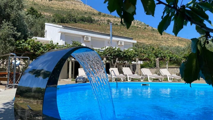 Charming Villa With Pool, Garden &Free Parking - Montenegro