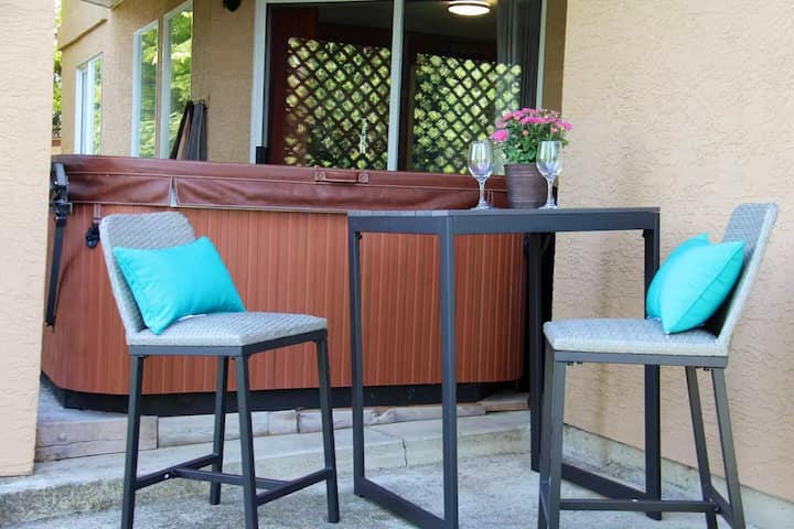 Hilltop Retreat • Secluded Hot Tub & Views - Langford