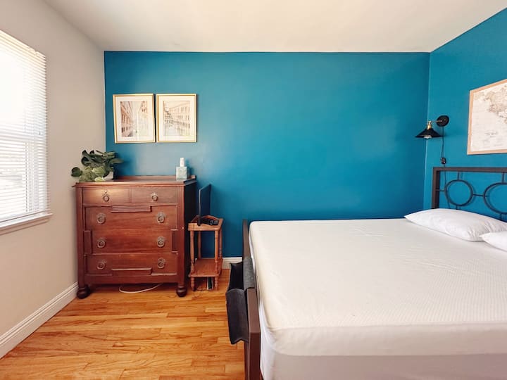 Colorful, Clean, Thoughtful Home. - Long Beach, CA