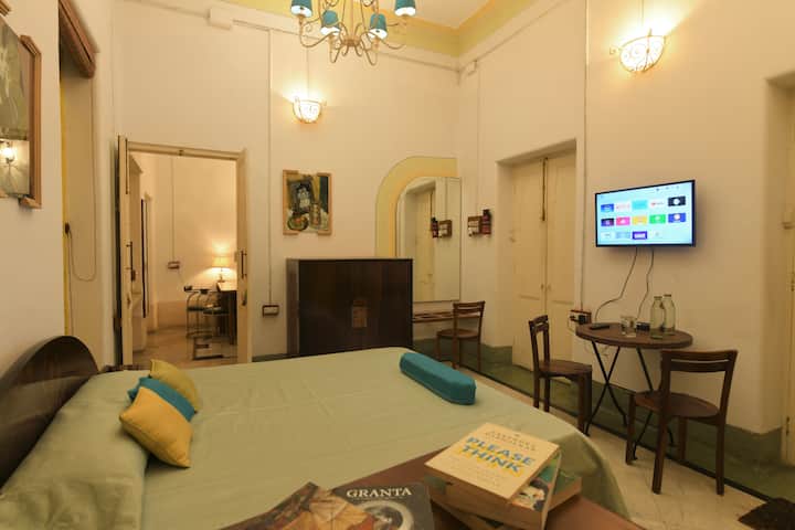 Spacious 2 Bedroom Art-deco Apartment In Gariahat - Kolkata