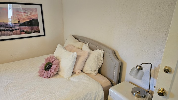 Woman Traveler: Charming And Elegant Room - Berkeley