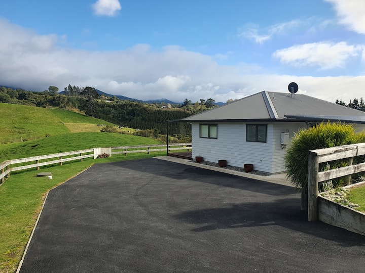 Kiwi Farm - Elegant 1 Bed House On 80 Acres - Bay of Plenty