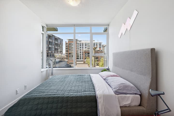 Prime Location : Two Bedroom Modern Condo - Vancouver