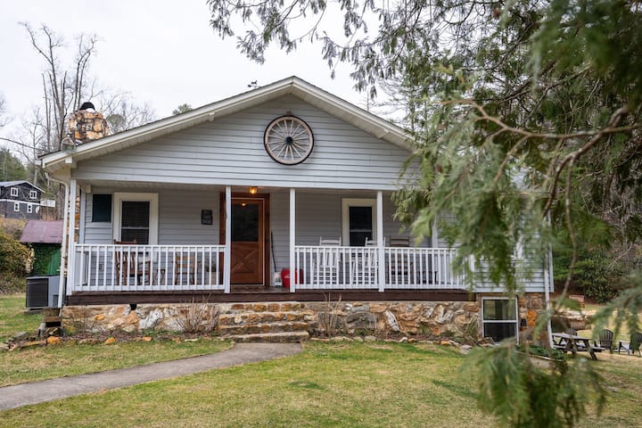 Farmhouse | Hot Tub | Games | Yaks | Playground - Sapphire, NC