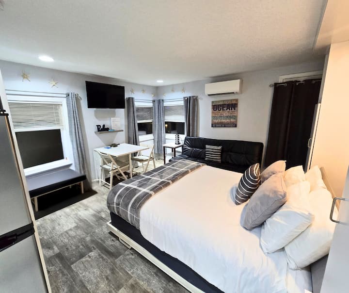 2 Mins To Beach, Amazing Location, Free Parking! - Clearwater Beach, FL