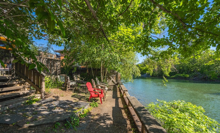 Riverside Stampede Retreat! Rustic Cabin Downtown - Calgary