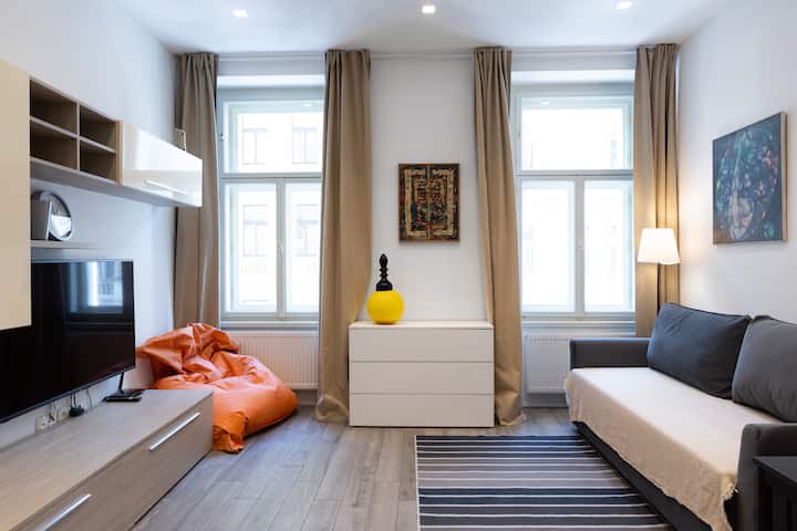 Spacious 2-bedroom Apartment Near Charles Bridge - Prague