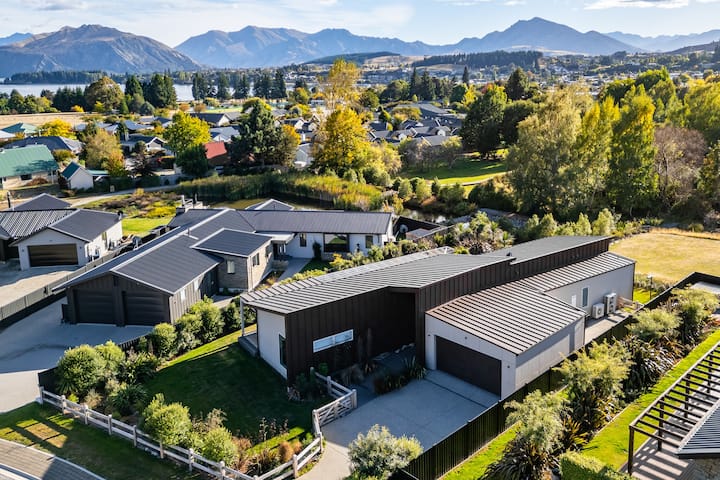 Spacious New Holiday Home, Warm With Lovely Views - Wanaka
