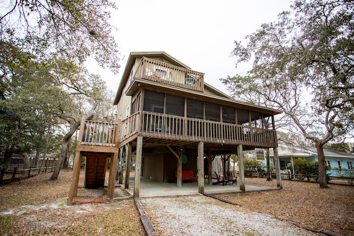 Beach Cottage In The Trees, Dog Friendly - Oak Island, NC