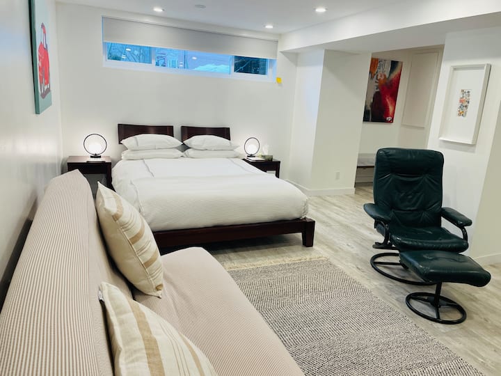 Private, Spacious,separate Entrance, Bath, Parking - Toronto, ON