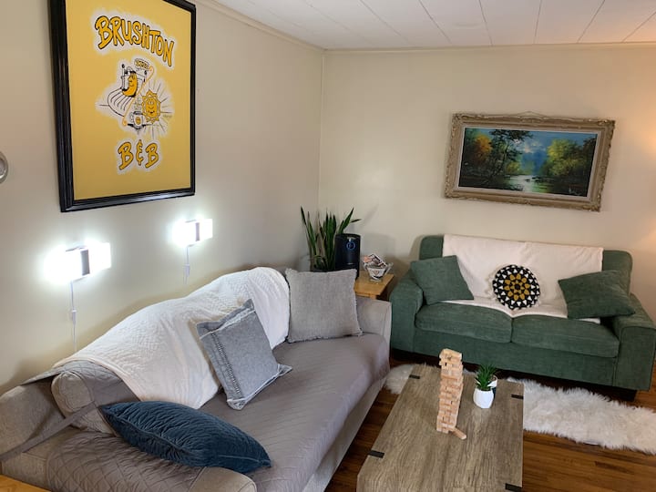 Work Friendly Weekly Discounts Fast Wifi - Bombay, NY