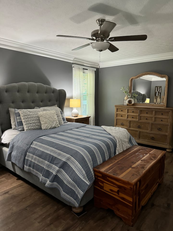 Rivers Run Retreat- Spacious, 3 Bdr Near Downtown - Knoxville, TN