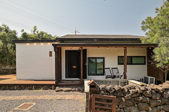 아늑한 프라이빗 제주감성 '독채 머뭄동' : 한강라면, 게임기, 수영장 - Jeju-si