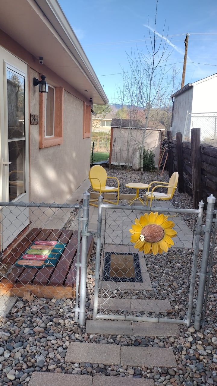 Restful Studio With Patio. A Nonsmoking Suite. - Colorado Springs, CO