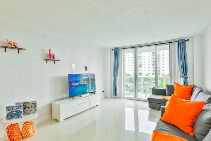 Family Getaway Steps From The Ocean/ Free Parking - Sunny Isles Beach, FL