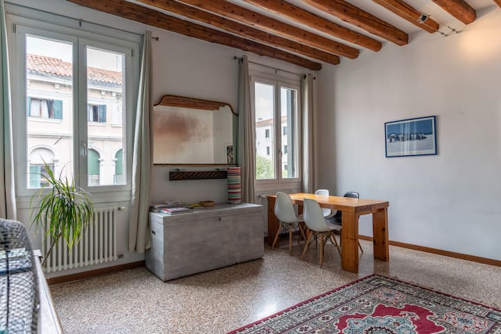 Bright Channel View Apartment - Venecia