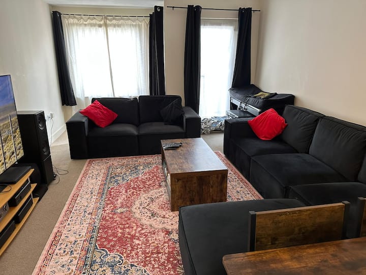 Spacious, Central, Two Bedrooms, Two Bathrooms. - Cheltenham