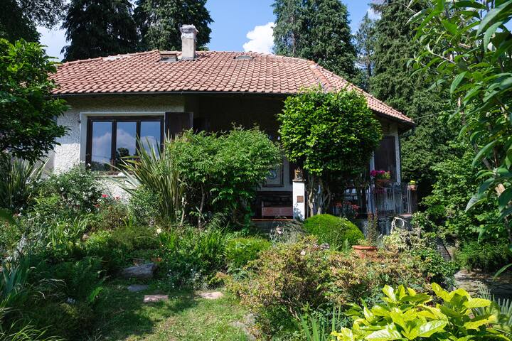 Picturesque 70's Garden Cottage - Varese