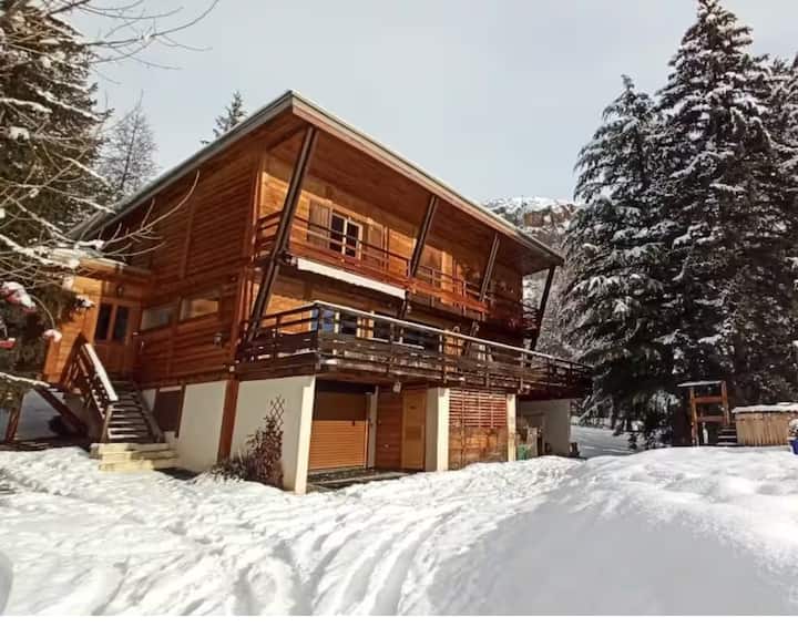 Très Grand Chalet,  Jardin 2 000 M² Arboré Et Clos - Névache