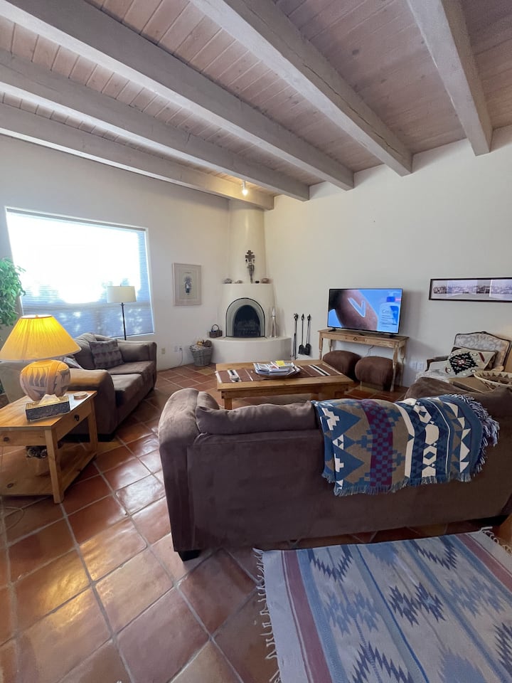 Valle Del Sol Contemporary 3 Bdr, 2 Bath, & Garage - Santa Fe, NM