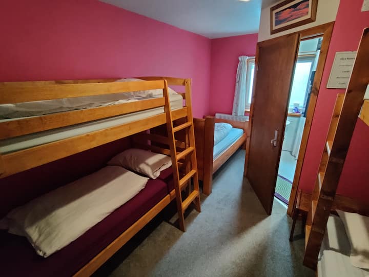 #2 Skye Basecamp- 5 Bed Private Room En Suite - Great Britain