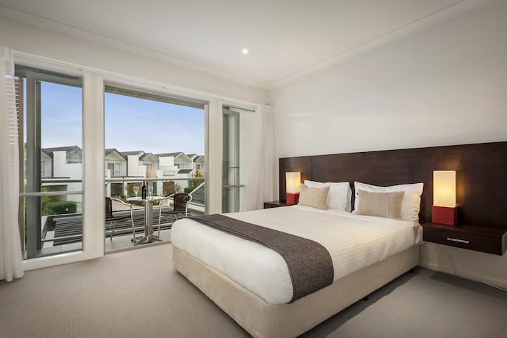 Spacious 2-bedroom Townhouse W/ Pool & Gym - Melbourne