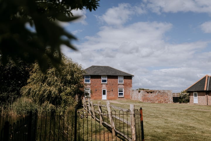 Beautiful Farmhouse On Our Farm In Kent Sleeps 21 - Kent