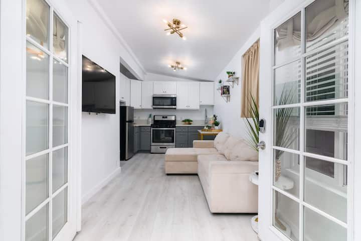 Cozy Apartment In Historic Sd Walk To Restaurants - Little Italy - San Diego