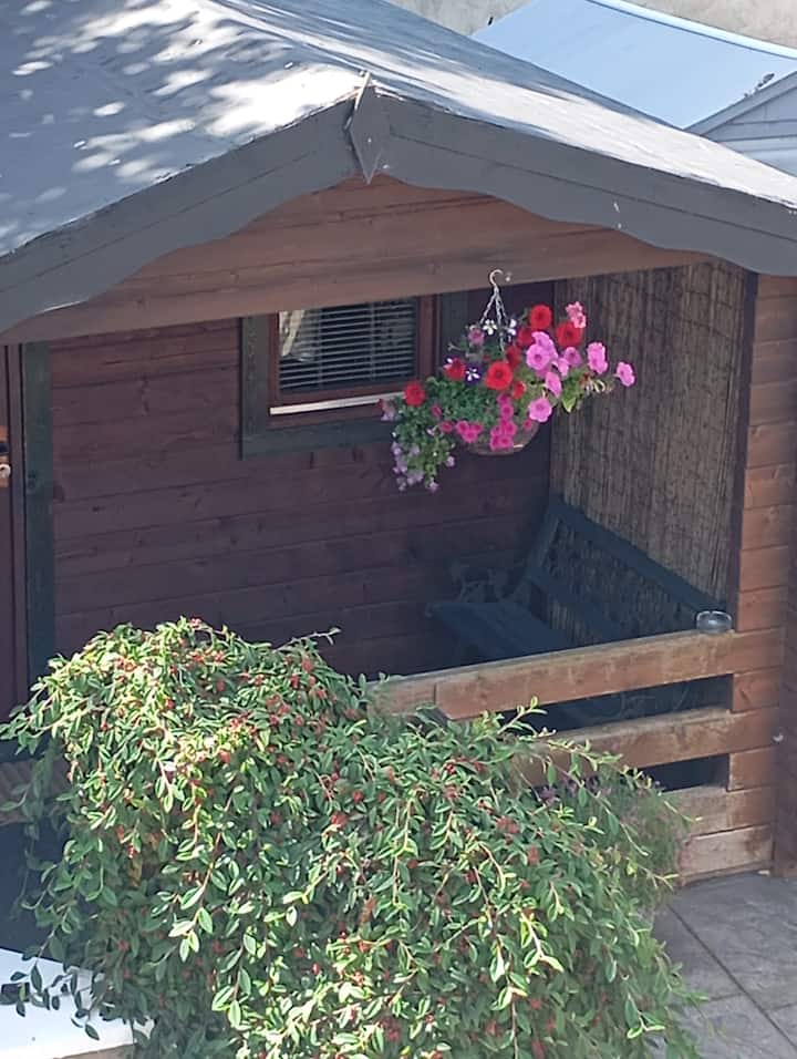 Cozy Self Contained Log Cabin Near Airport - Dublin Airport (DUB)