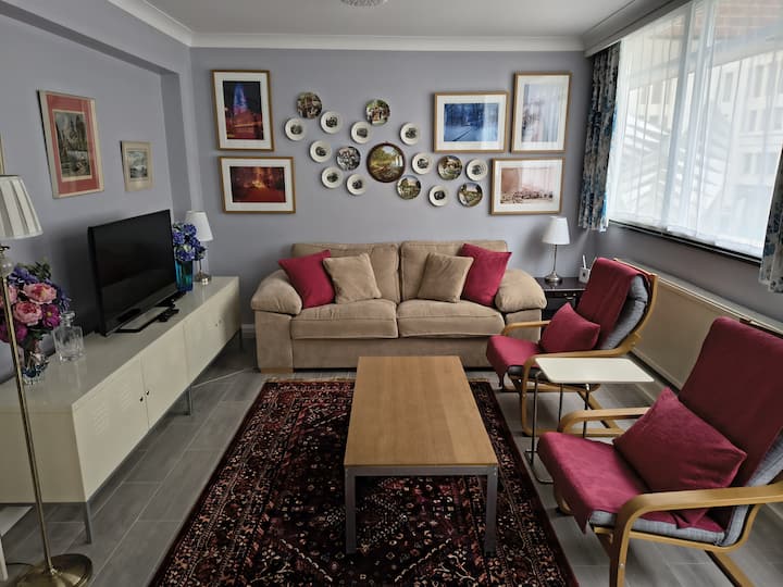 By London's St Paul's Cathedral - Charing Cross - London